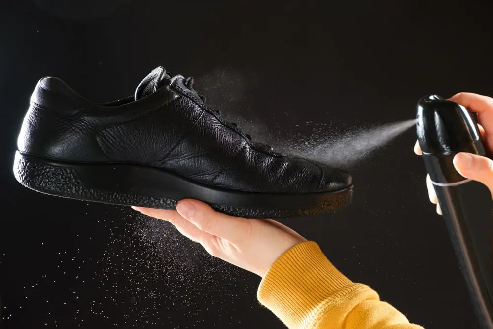 10+ trucuri pentru a lărgi pantofii de piele fără a-i distruge